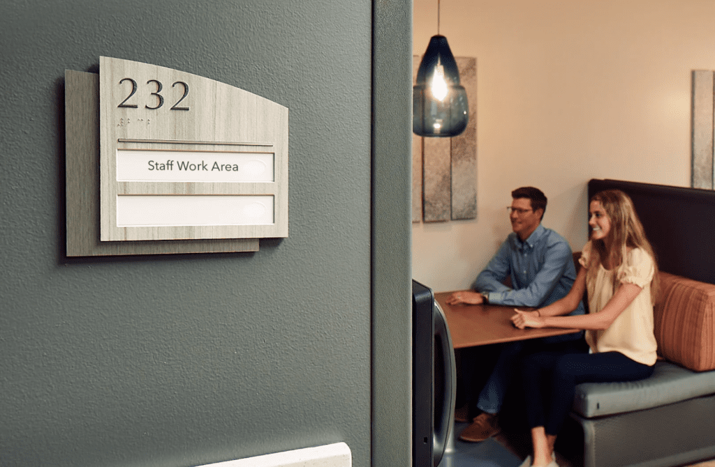 Sales & Installation of Commercial Building Signs - GSParcel.com